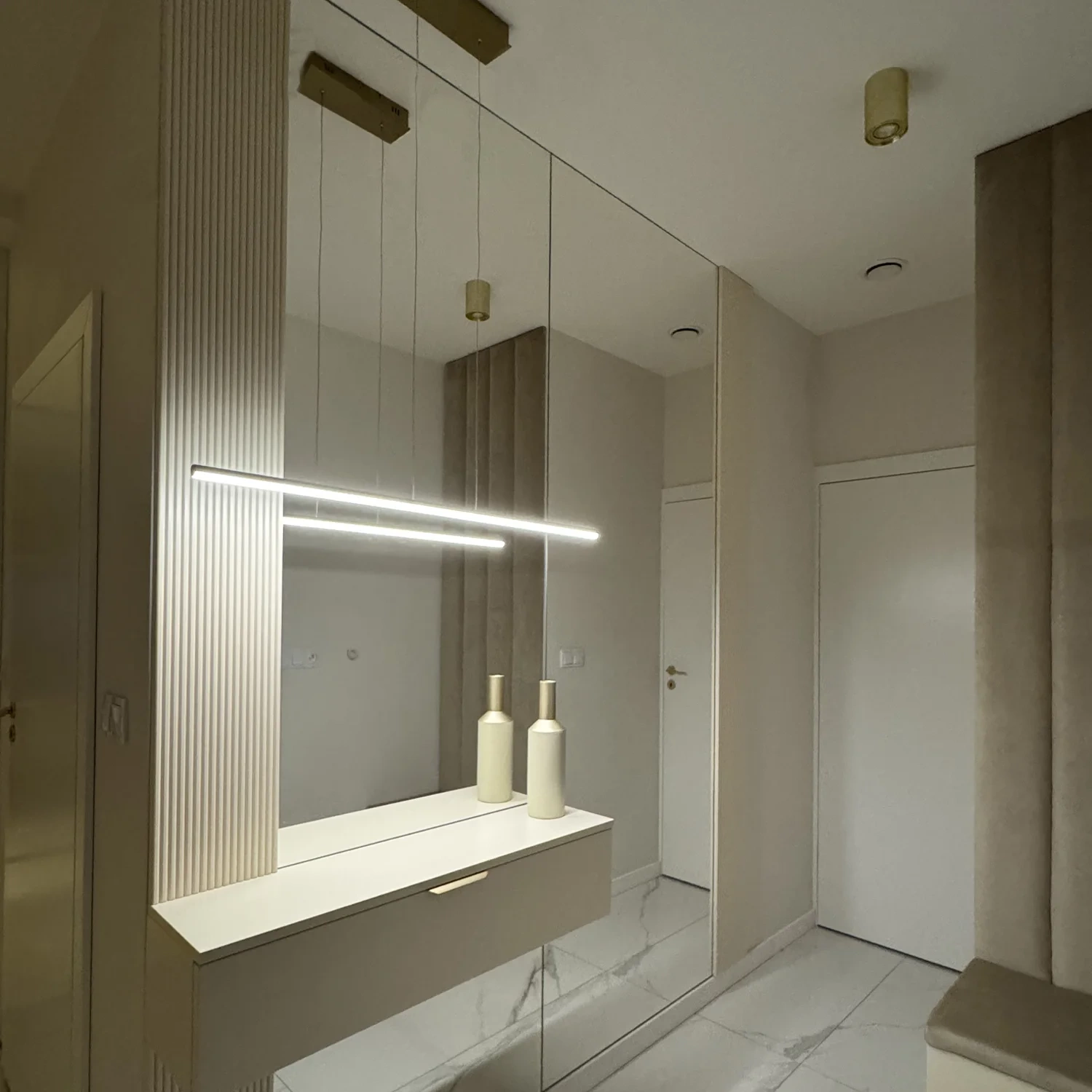 Lampa LED Line 120 - elegancki design, złota, ciepła barwa światła.